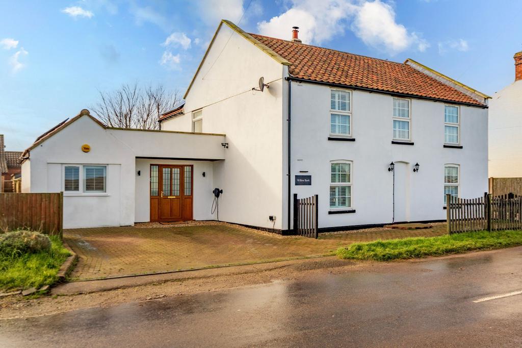 Waxham Road, Sea Palling 5 bed detached house - £1,900 pcm (£438 pw)