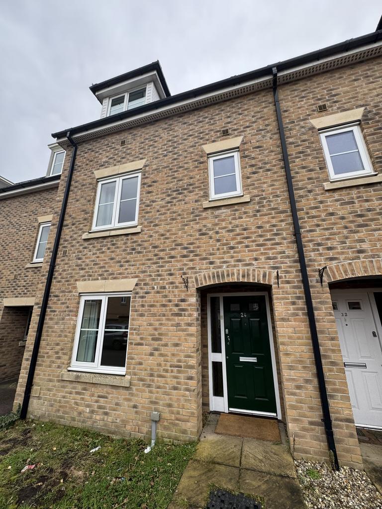 Evergreen Way, Mildenhall IP28 5 bed semi-detached house - £1,650 pcm ...