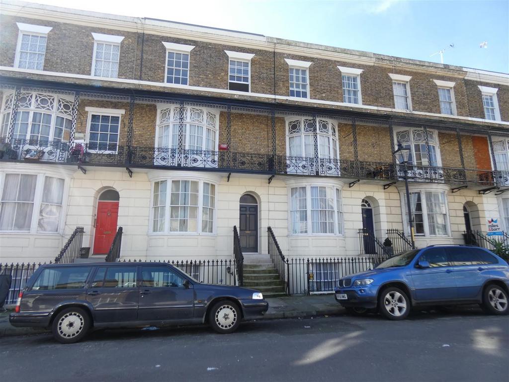 27 Augusta Road, Ramsgate, CT11 2 bed flat for sale - £169,950