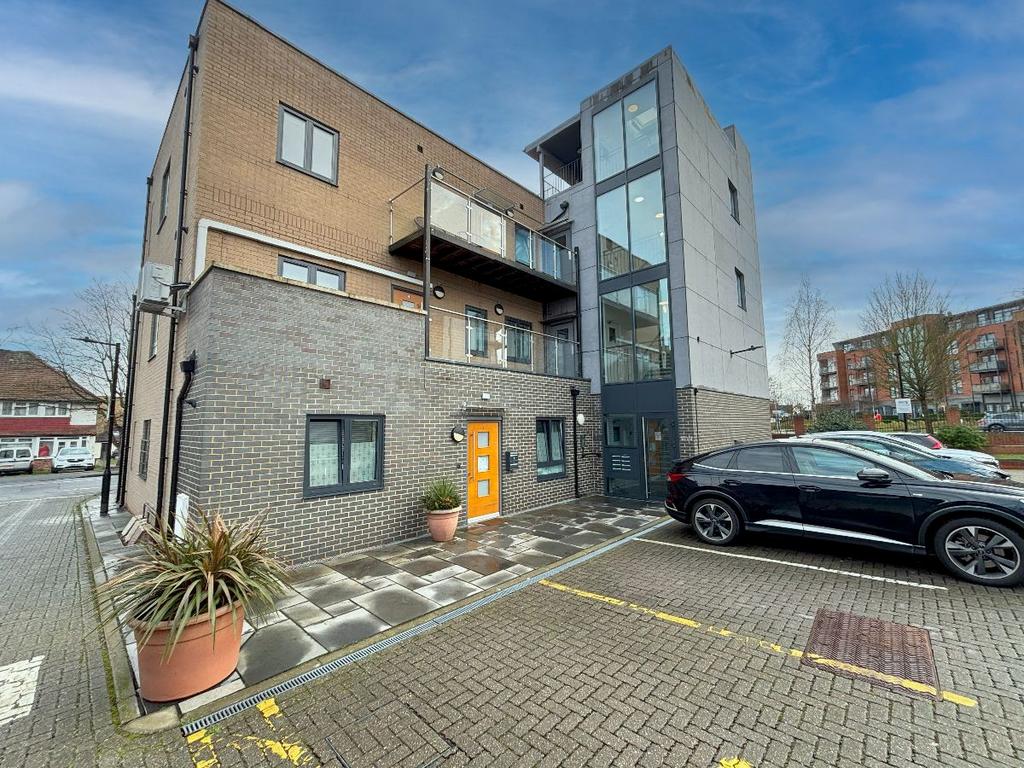 Hedgerow House, Harold Wood, Romford 2 bed apartment for sale - £375,000