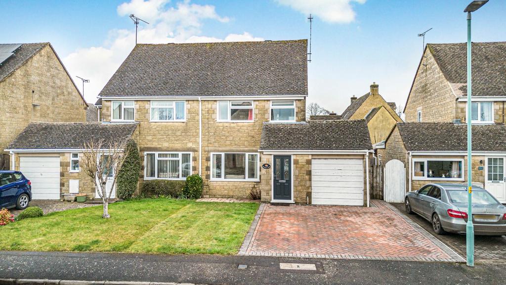 Alexander Drive, Cirencester... 3 bed semi-detached house - £390,000