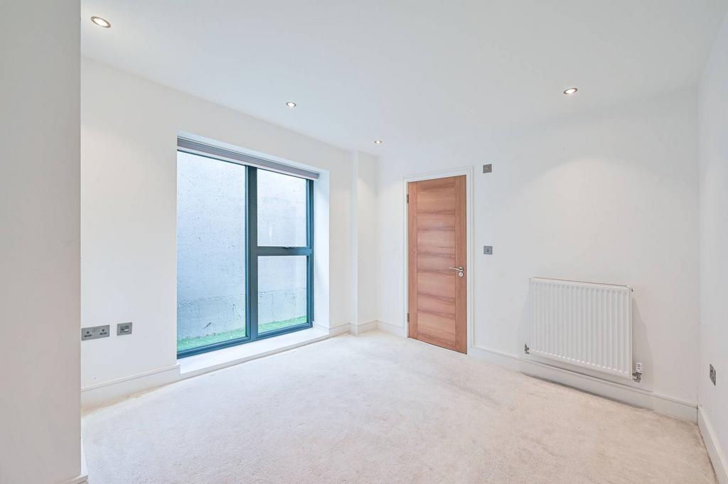 Claybury, WD23, Bushey, WD23 3 bed flat - £2,500 pcm (£577 pw)