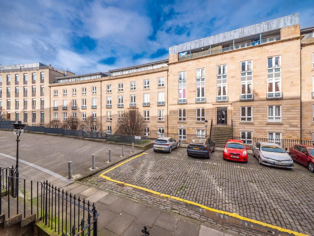 28/6 Fettes Row, Edinburgh, EH3 3 bed flat - £330,000