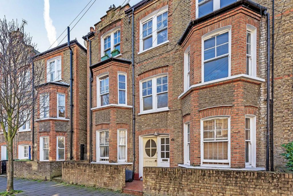 Cato Road, London SW4 3 bed flat - £3,100 pcm (£715 pw)