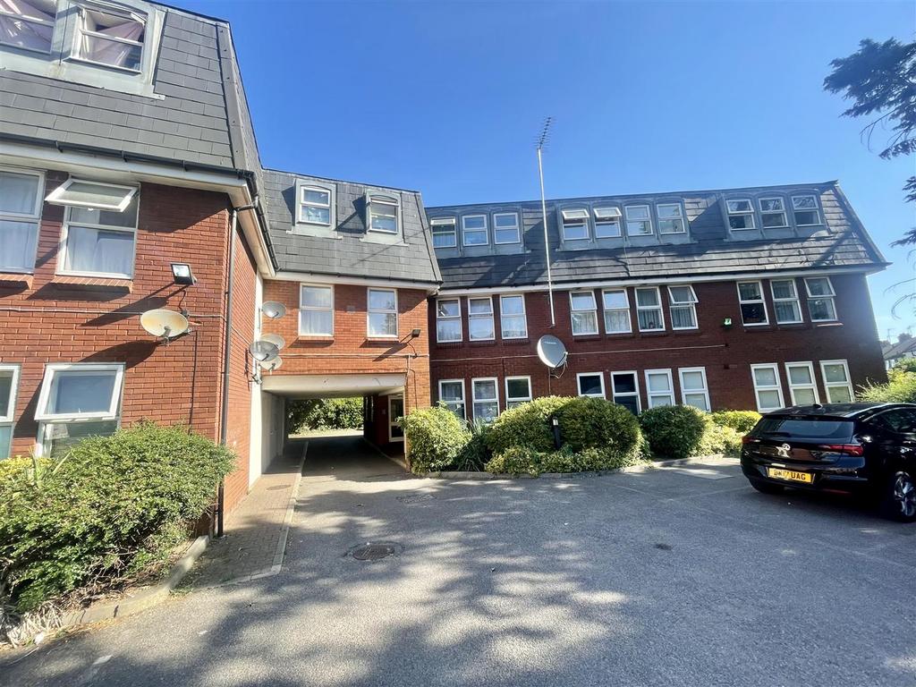Butlers Court, Trinity Lane, 2 bed flat - £1,600 pcm (£369 pw)