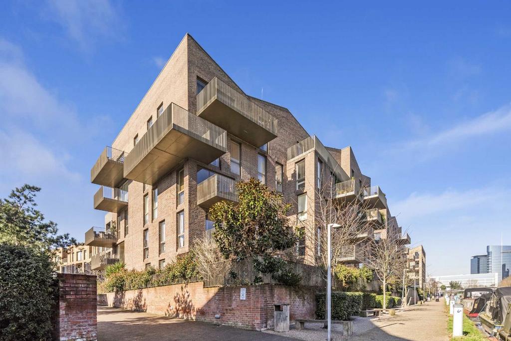 Durham Wharf Drive, Brentford TW8 3 bed flat - £3,198 pcm (£738 pw)