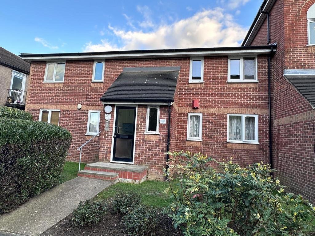 89 Long Drive, Greenford UB6 1 bed flat - £1,450 pcm (£335 pw)