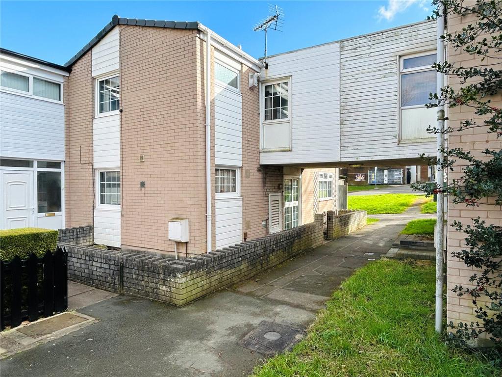 Wigmores, Woodside, Telford... 4 bed end of terrace house - £160,000