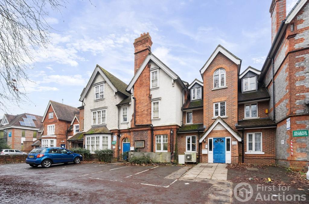 London Road, Reading, Berkshire Studio - £60,000