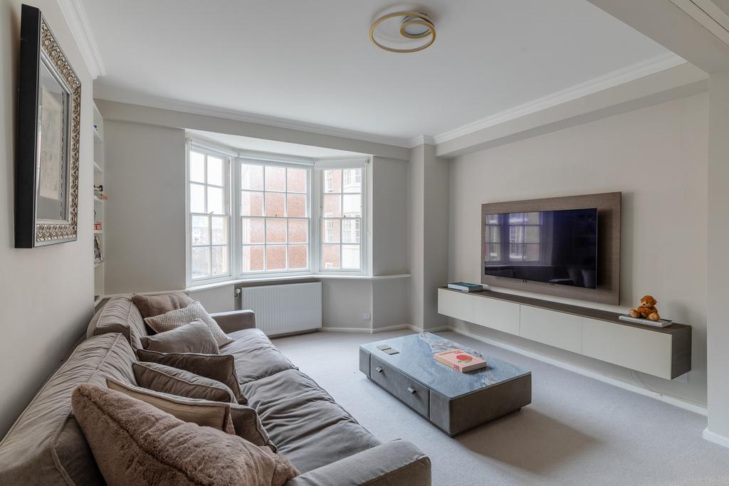 Whiteheads Grove, Chelsea, SW3 2 bed apartment - £4,767 pcm (£1,100 pw)