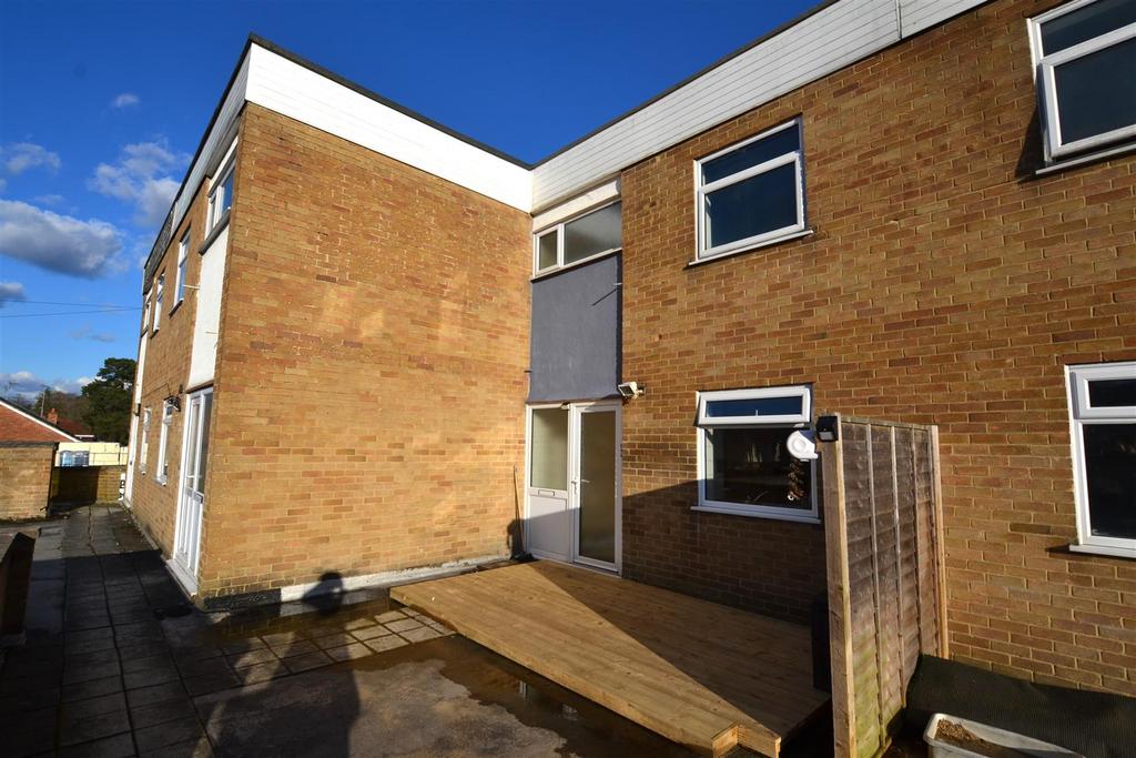 Fleet Road, Fleet GU51 2 bed flat for sale - £189,000