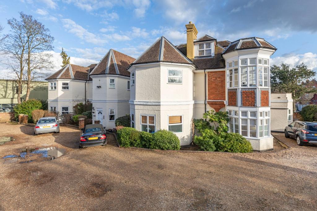 High Road, West Byfleet KT14 1 bed flat for sale - £200,000