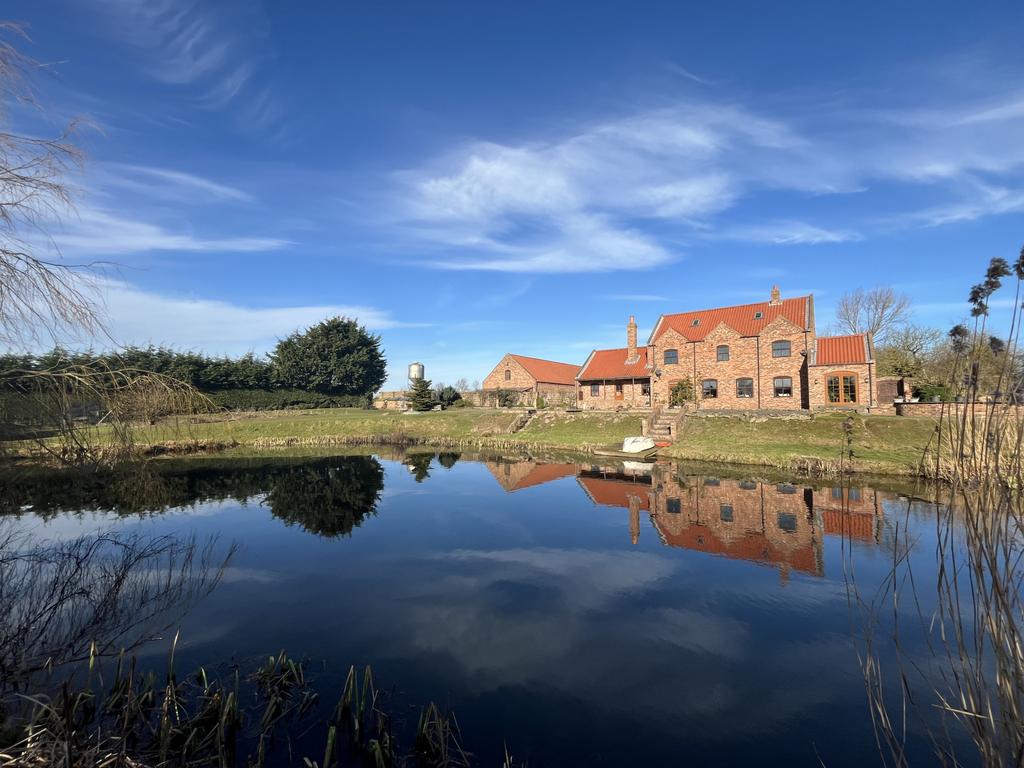 Brandymires, Hollym, HU19 3 bed farm house for sale - £650,000