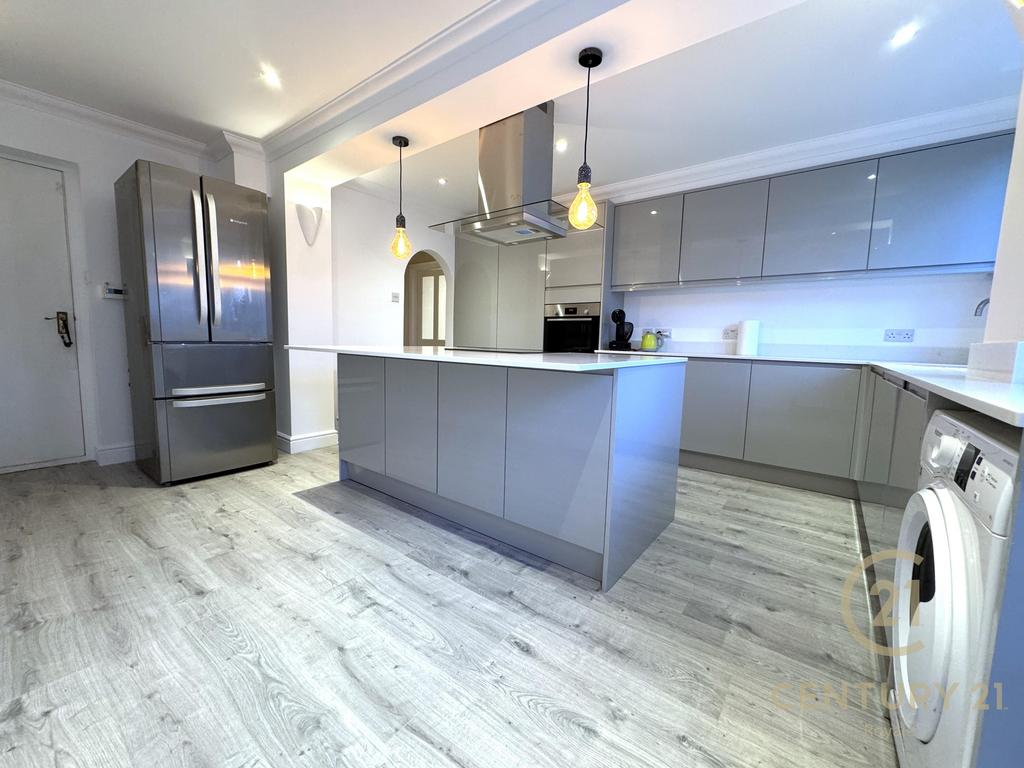 Manor Drive North, NEW MALDEN KT3 3 bed link detached house - £3,150 ...