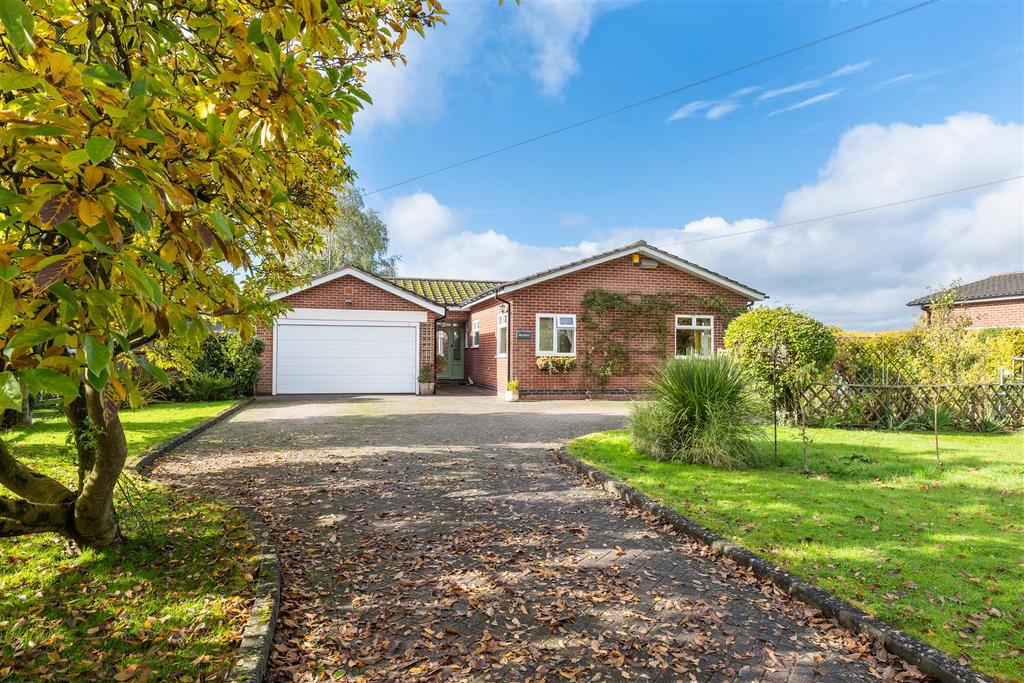 Hampton-On-The-Hill, Warwick 3 bed detached bungalow for sale - £735,000
