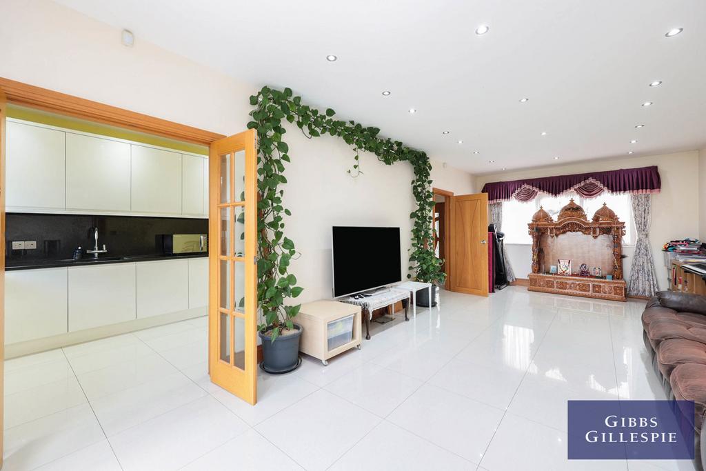 Rayners Lane, Pinner, HA5 5 bed semi-detached house - £3,500 pcm (£808 pw)
