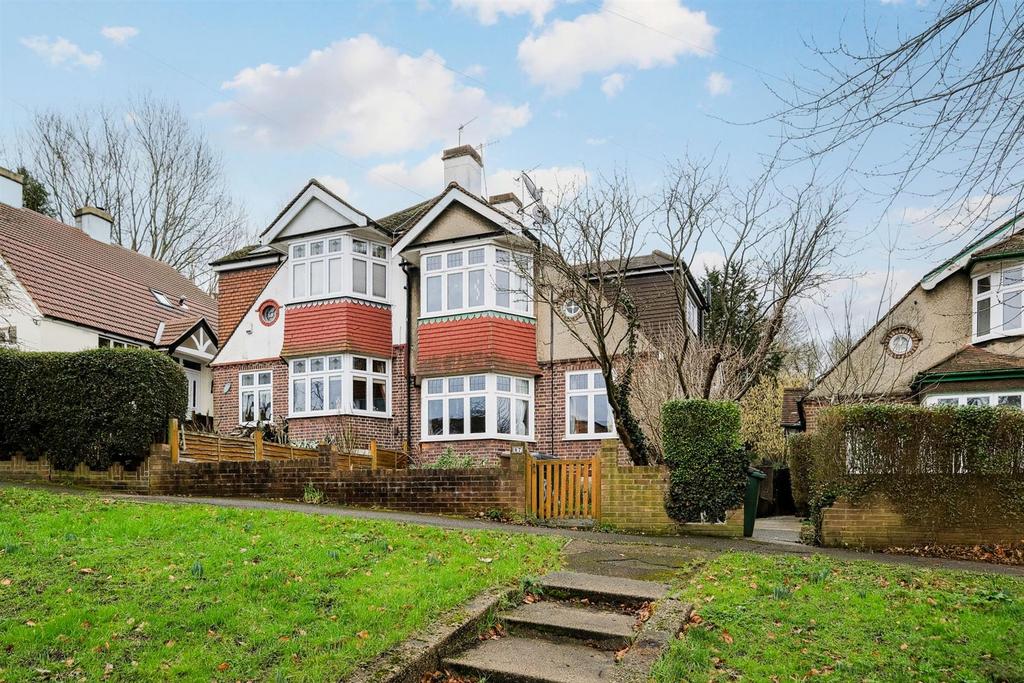 Kings Head Hill, North Chingford 3 bed semi-detached house - £675,000
