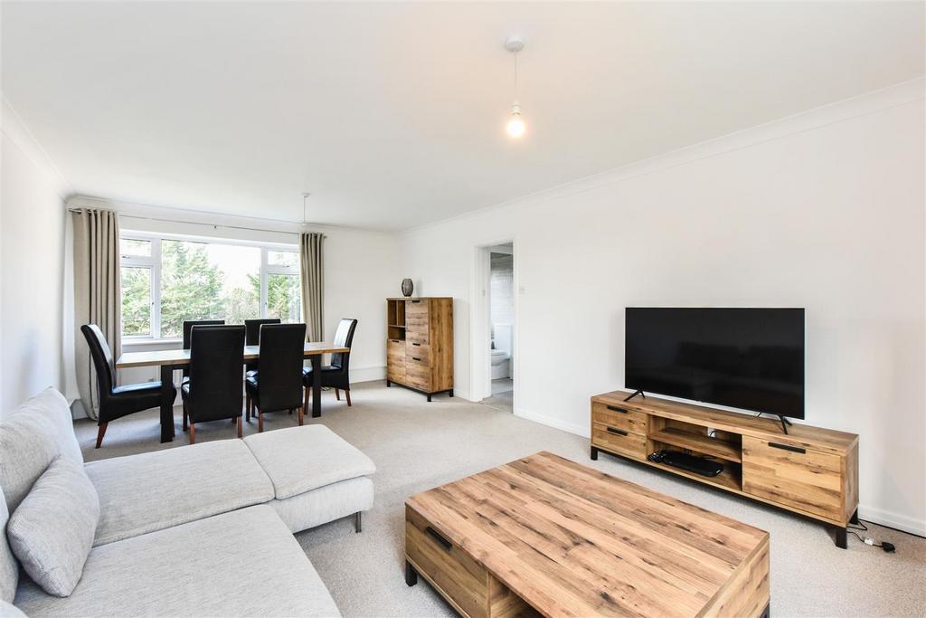 Lambs Close, Cuffley EN6 2 bed flat - £320,000
