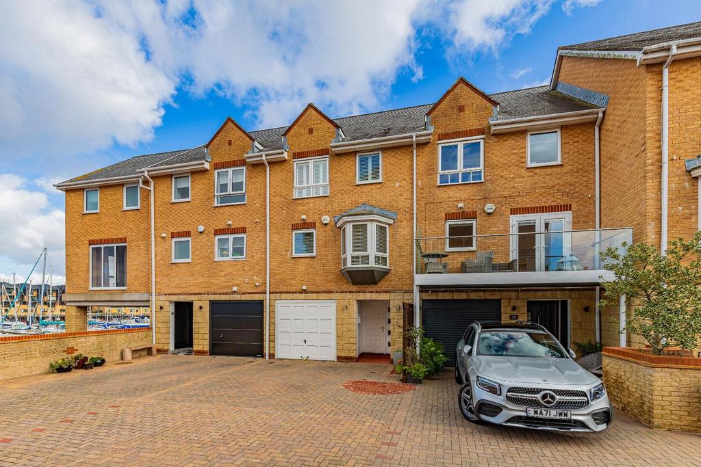 Anchor Road, Penarth CF64 4 bed townhouse - £525,000