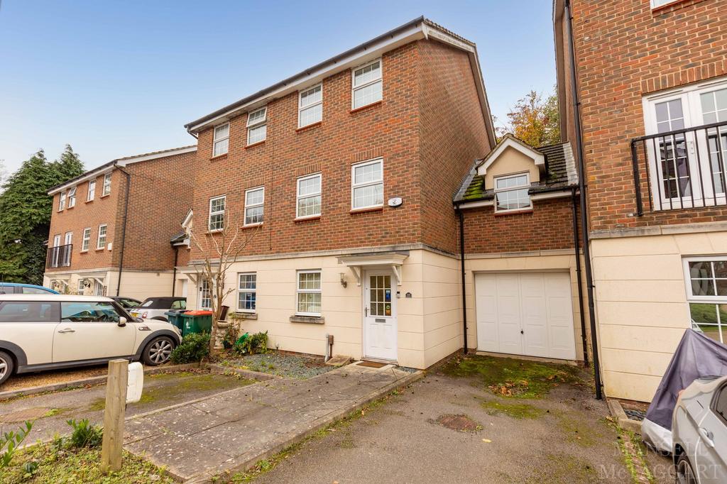 Oakhill Chase, Crawley RH10 4 bed house - £490,000