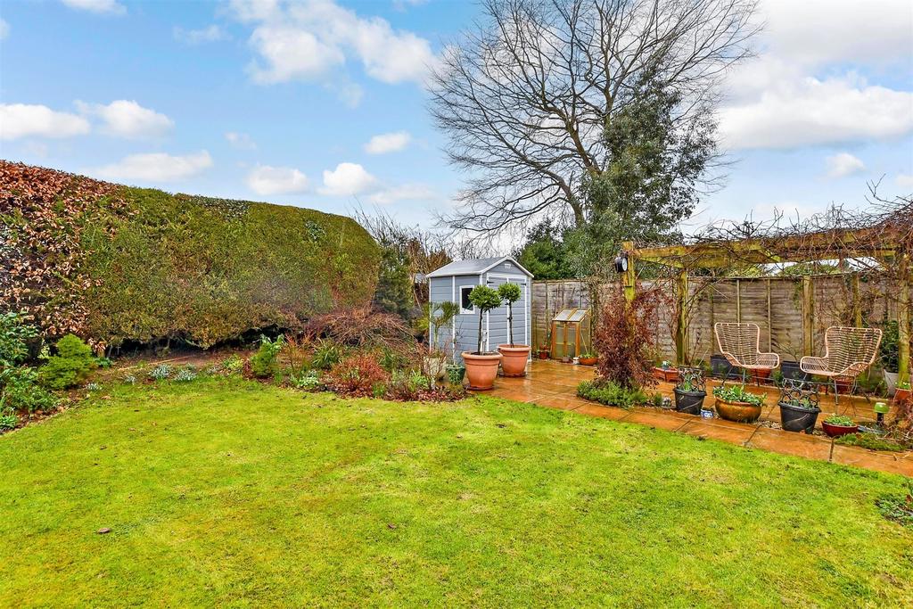 Fauchons Close, Maidstone ME14 2 bed semi-detached bungalow - £330,500