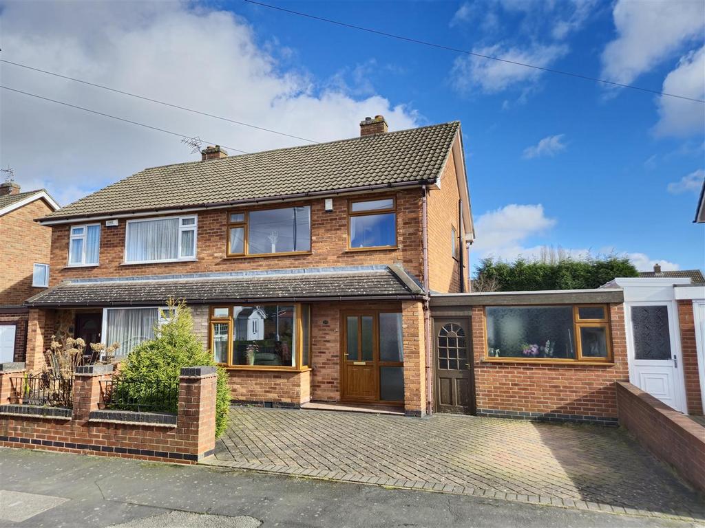 Gillamore Drive, Whitwick LE67 3 bed semi-detached house - £230,000