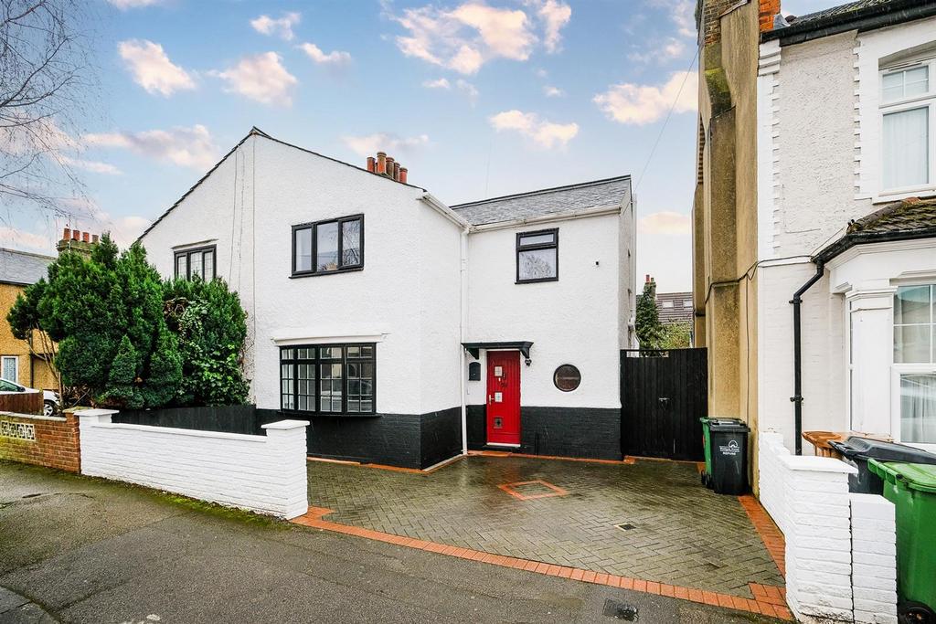 Mount Avenue, Chingford 3 bed semi-detached house for sale - £550,000