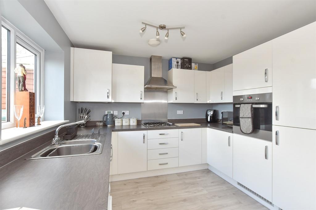School Avenue, Basildon SS15 3 bed terraced house for sale - £257,500