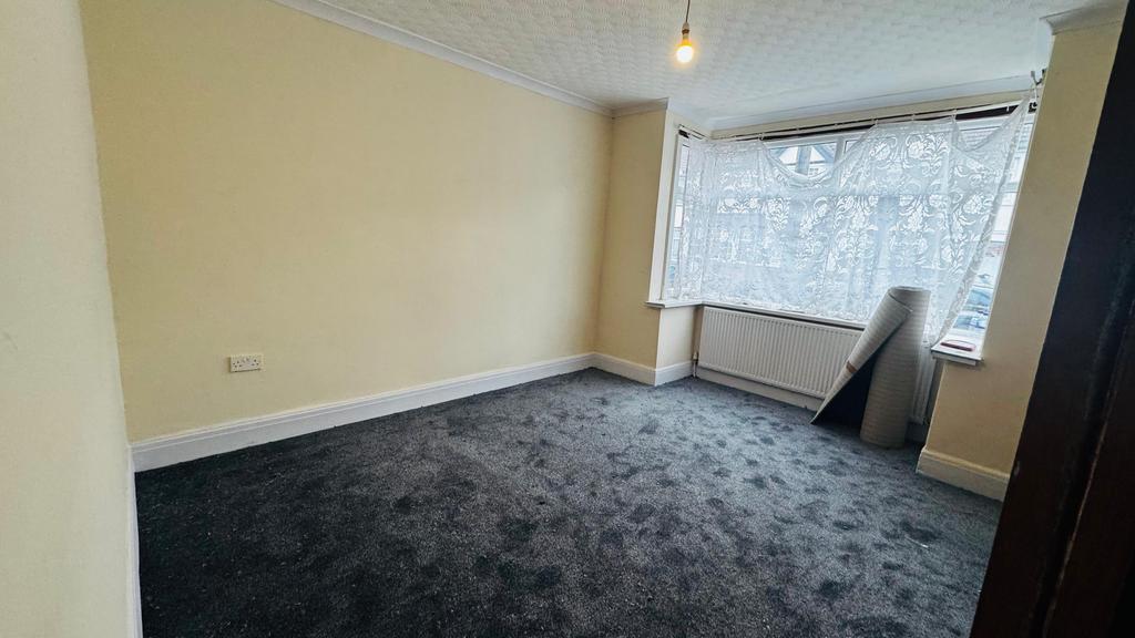 Trinity Road, Southall UB1 6 bed semi-detached house to rent - £4,000 ...