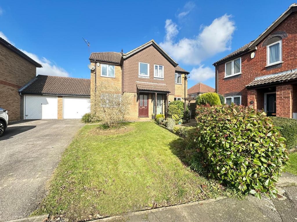 Temple Close, Luton, Bedfordshire... 3 bed semi-detached house - £1,700 ...