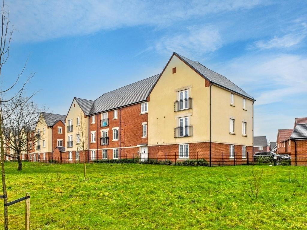 Killick Close, Forgewood RH10 2 bed flat for sale - £280,000