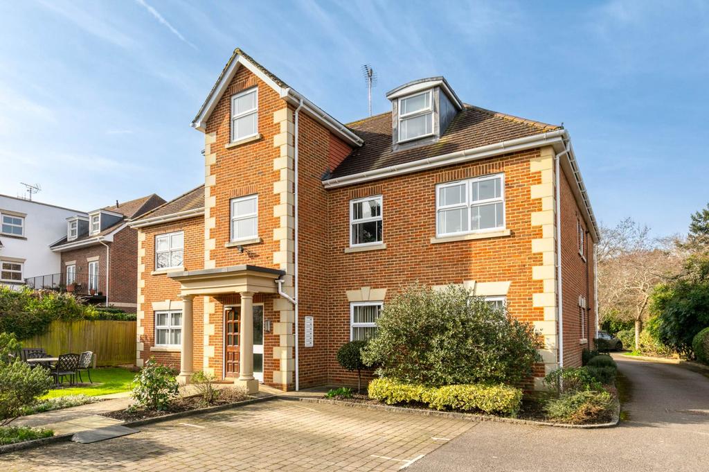 Silk Place, Wokingham RG40 2 bed apartment - £360,000