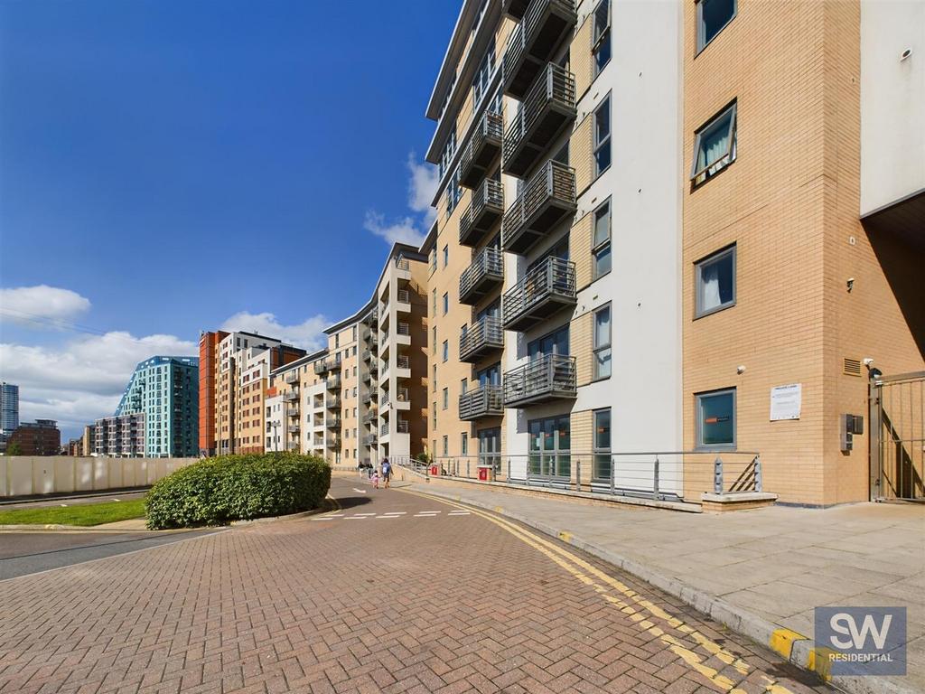 Cromwell Court, Bowman Lane, Leeds 2 bed apartment to rent - £1,050 pcm ...