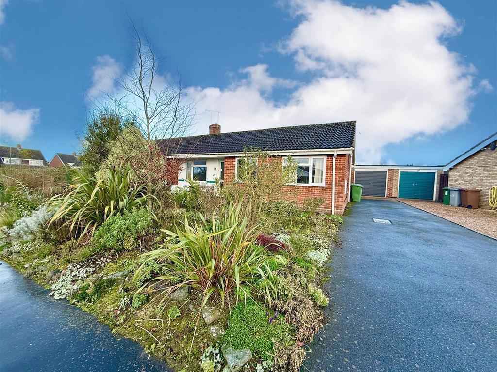 Fishley View, Acle NR13 3 bed semi-detached bungalow - £250,000