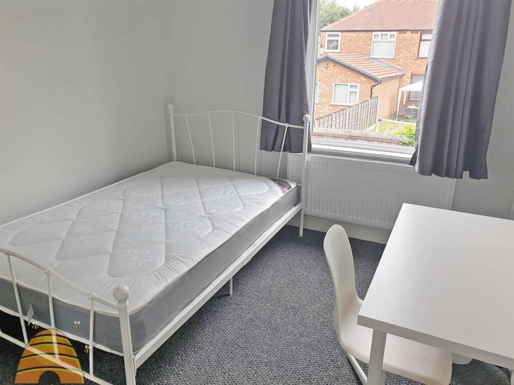 Thorn Grove, Manchester M14 2 bed house - £1,100 pcm (£254 pw)