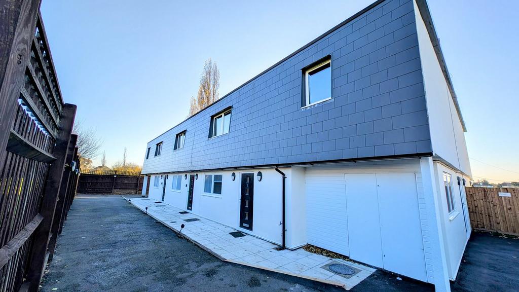 Roding Lane North, Woodford Green, IG8 3 bed terraced house for sale ...