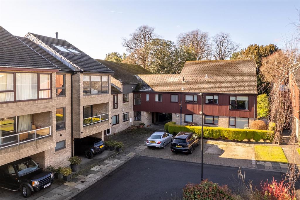 Low Gosforth Court, Melton Park, NE3 2 bed flat - £220,000