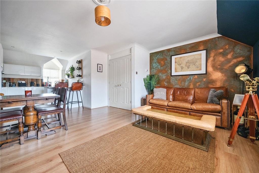 Dogflud Way, Farnham, Surrey, GU9 2 bed apartment for sale - £340,000