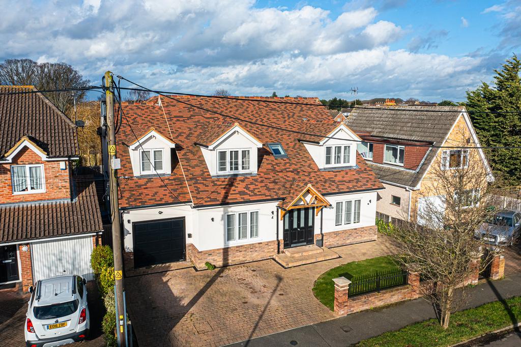 Coombewood Drive, Benfleet, SS7 4 bed detached house for sale - £900,000