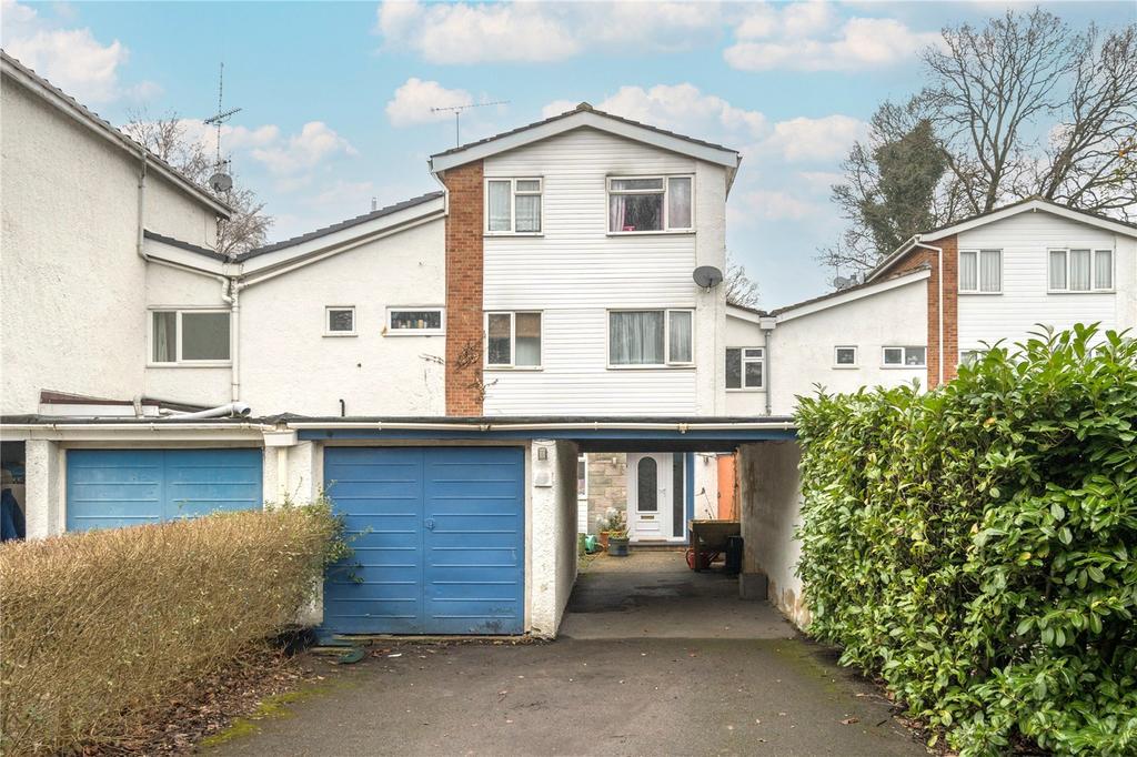Alphington Green, Camberley GU16 4 bed link detached house - £490,000