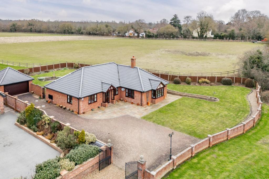 Norwich Road, Mulbarton, Norwich 3 bed bungalow for sale - £655,000