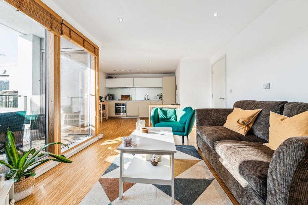 Wingate Square, London SW4 2 bed flat - £2,900 pcm (£669 pw)