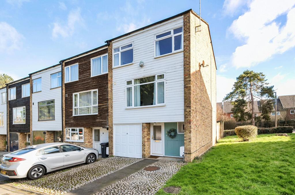 Morley Grove, Essex CM20 4 bed end of terrace house - £400,000