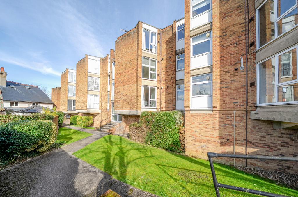 High Street, Essex CB10 2 bed apartment - £250,000
