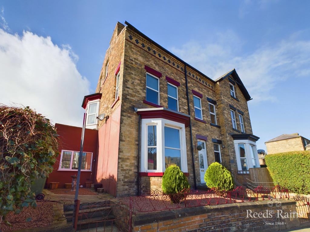 Seamer Road, North Yorkshire YO12 5 bed semi-detached house - £230,000