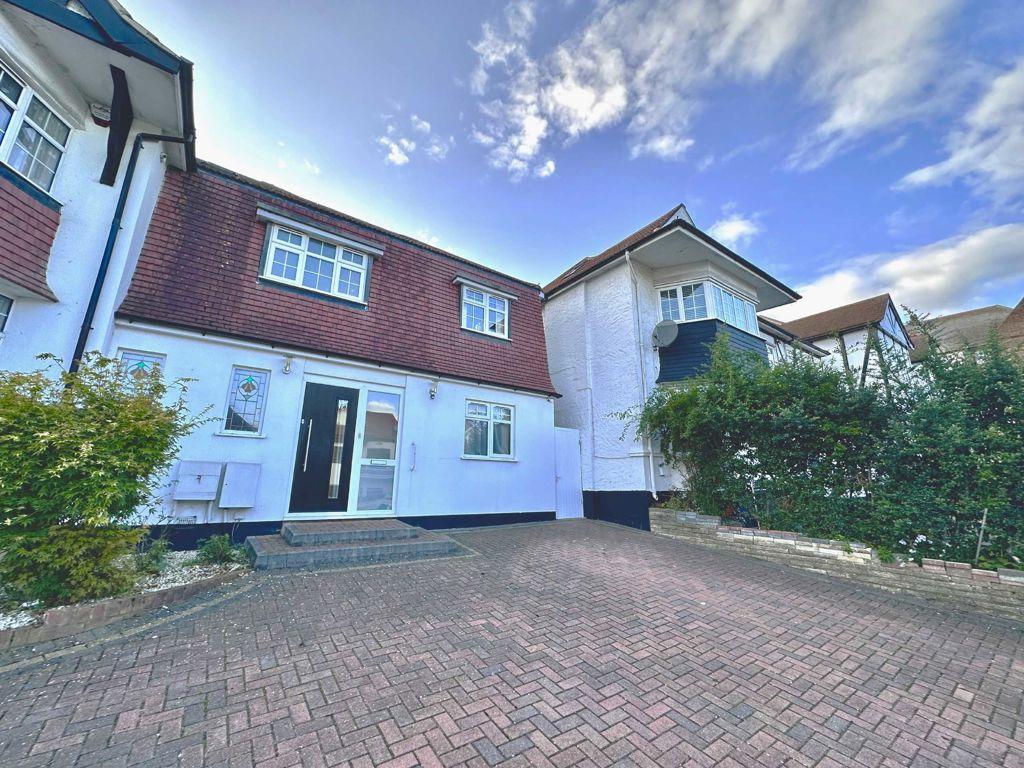 Allington Road, London NW4 Studio - £1,250 pcm (£288 pw)