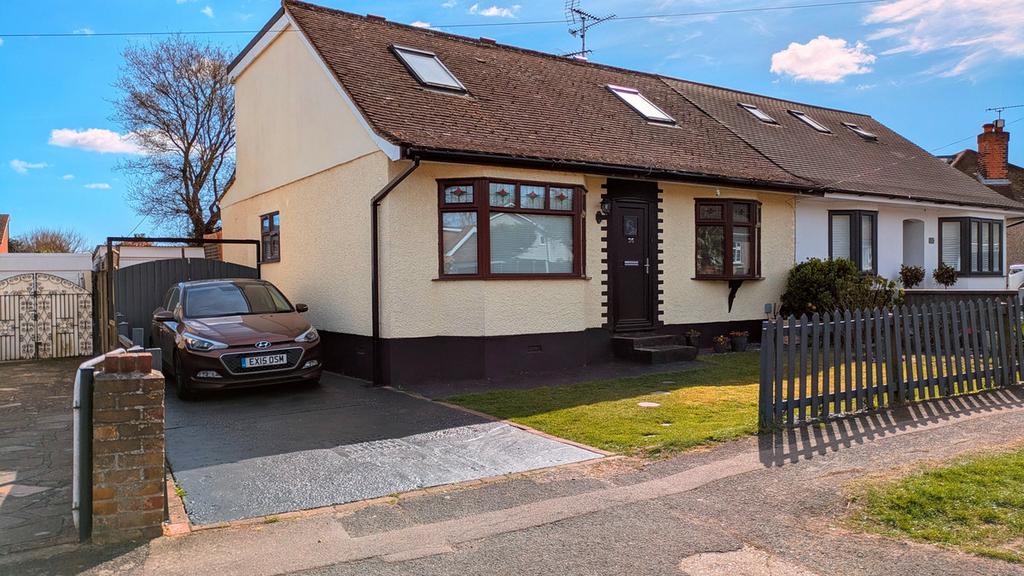 Glenmere Park Avenue, Benfleet, SS7 4 bed chalet - £450,000