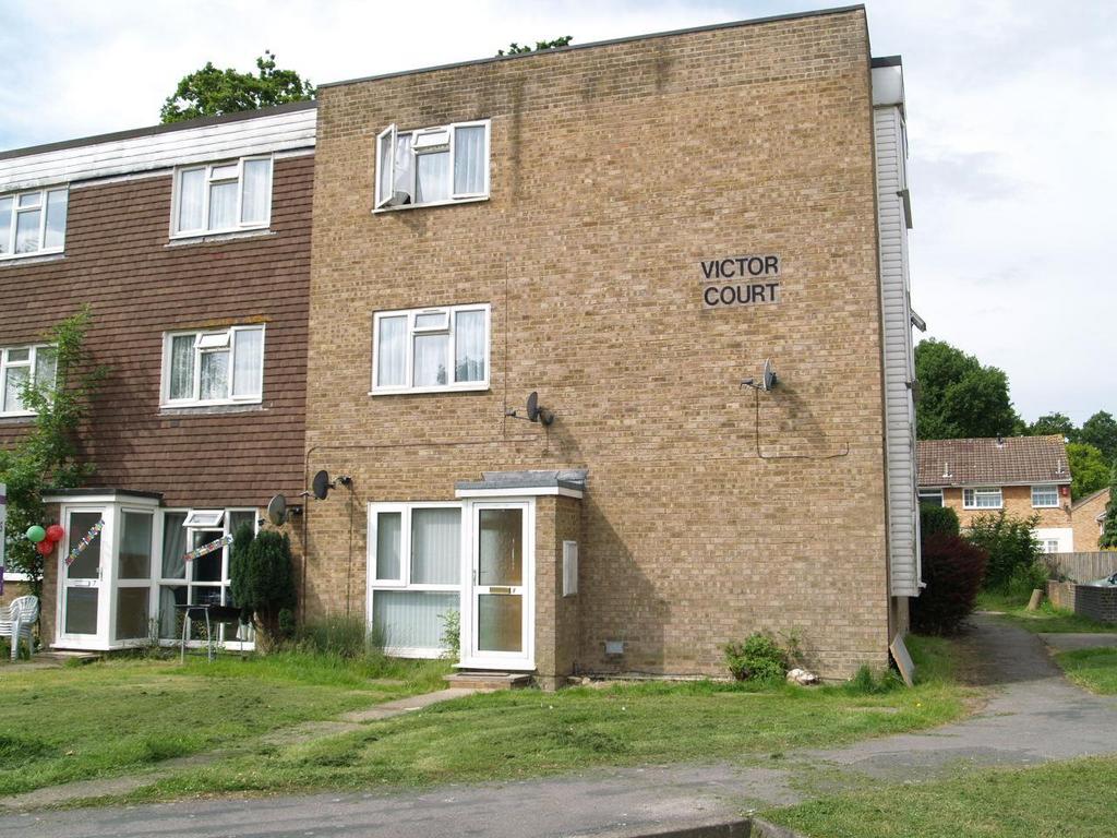 Victor Court, Pound Hill RH10 2 bed flat for sale - £199,950