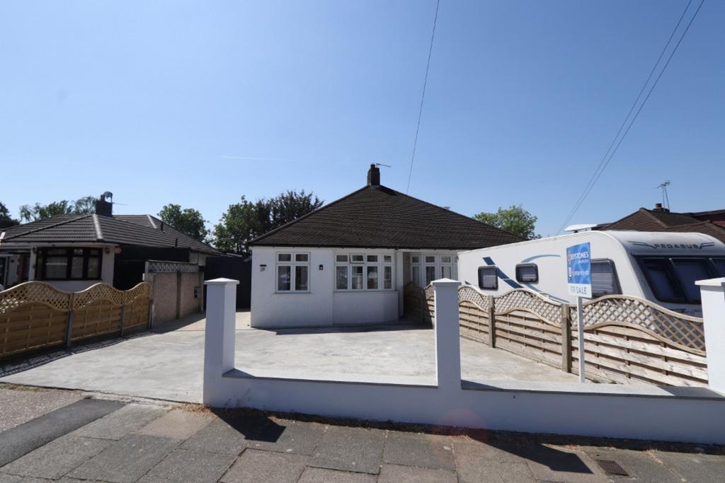 Playfield Avenue, Collier Row, RM5 3 bed semi-detached bungalow for ...