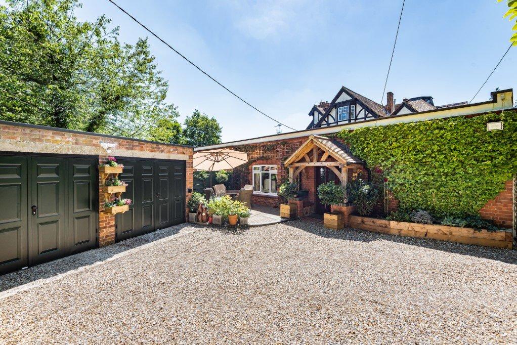 Bucklebury Place, Reading RG7 2 bed bungalow for sale - £450,000